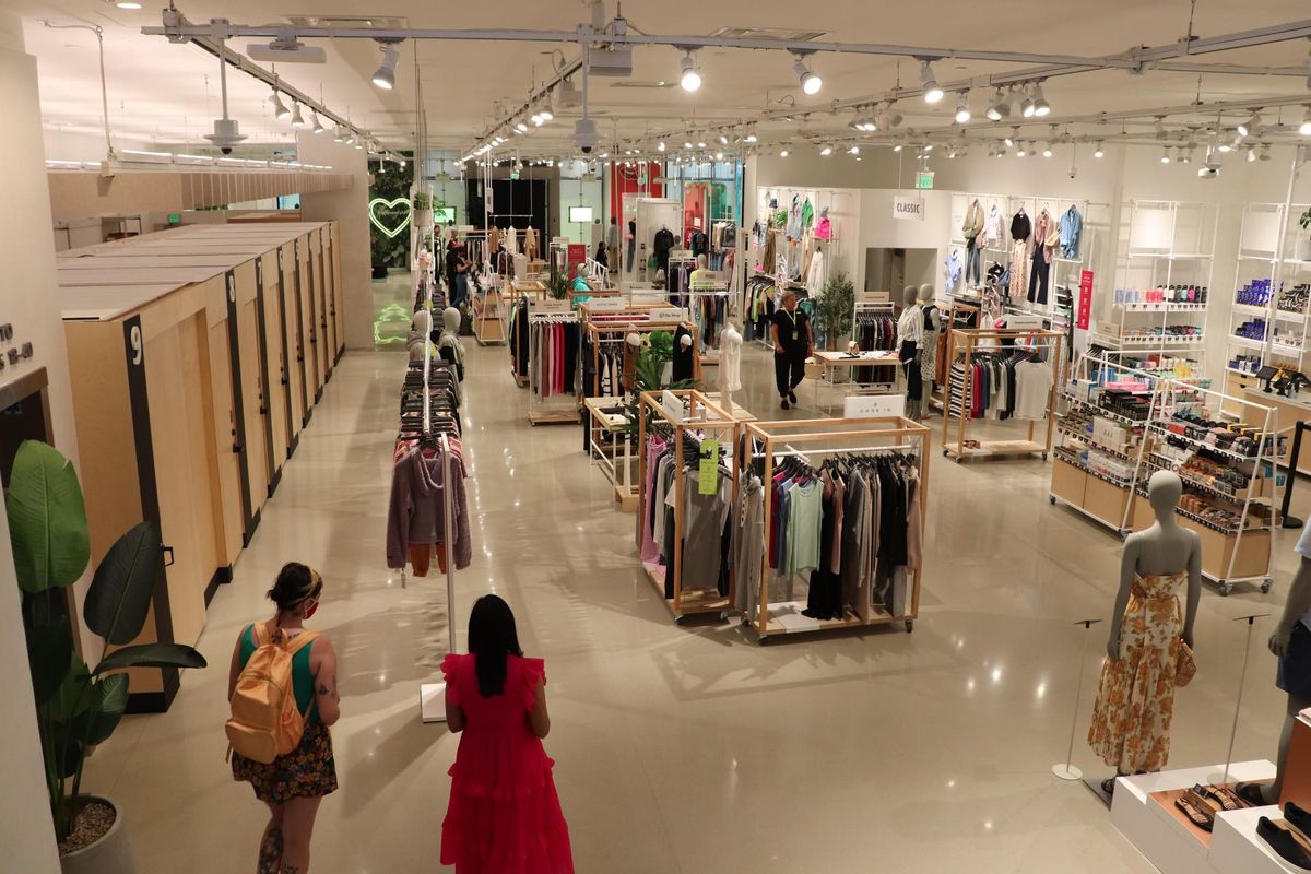 A Look Inside Amazon's New Retail Store in Glendale - dot.LA